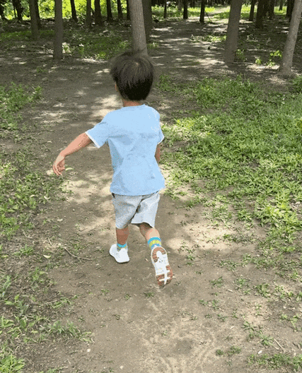 开心的走路蹦蹦跳跳图标