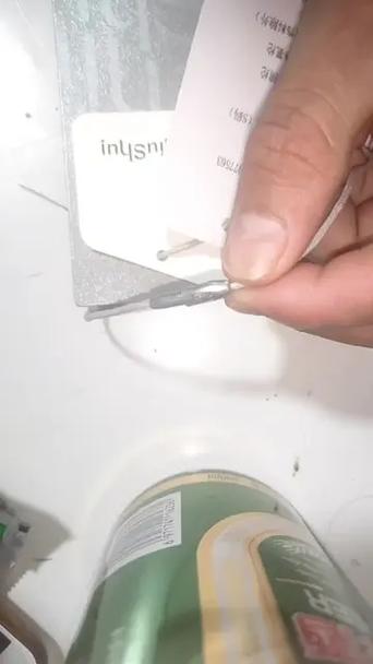 圆筒卡扣的吊牌怎么拆截图