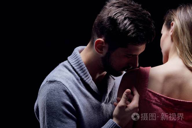 男人碰你肩膀是动情还是暧昧图标