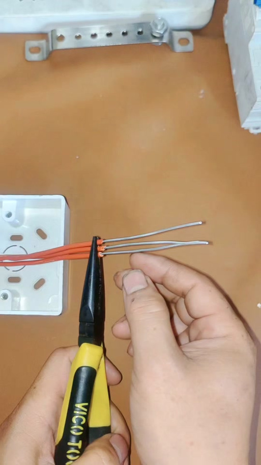三根线接电线正确接法颜色