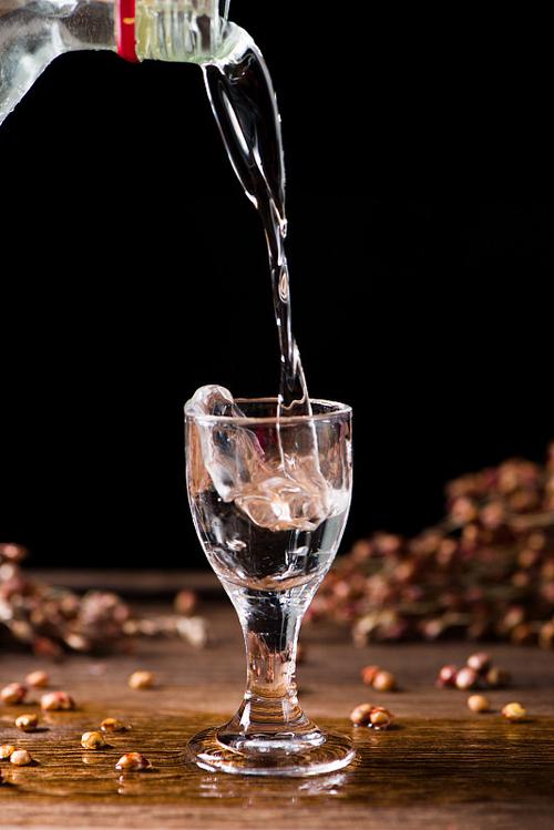 酒瓶瓶倒来酒杯杯低图标