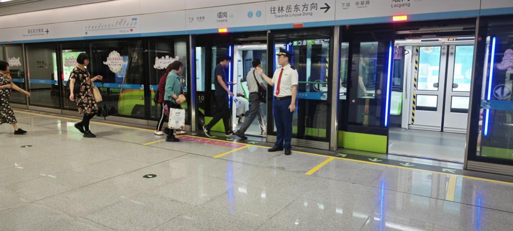 地铁中途为什么要全部人下车截图