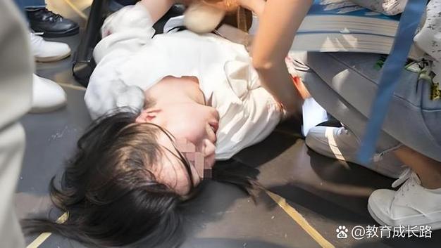 为什么高中女生喜欢提裤子截图
