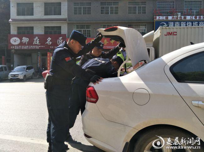交警查警车吗图标