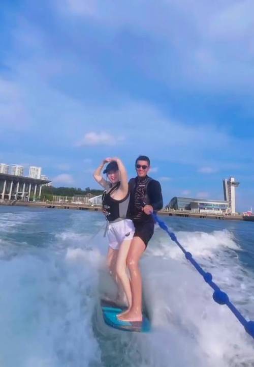 夫妻秀恩爱的方式大赏图标