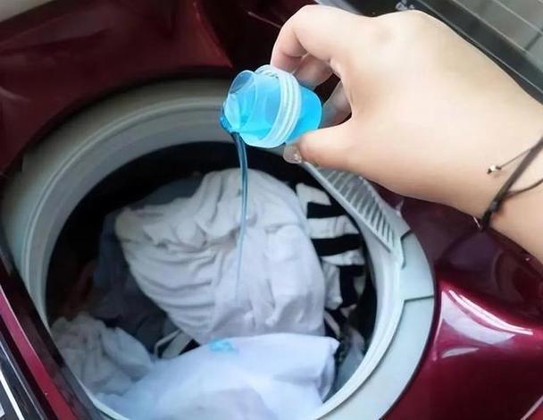 洗衣液倒出来跟水一样