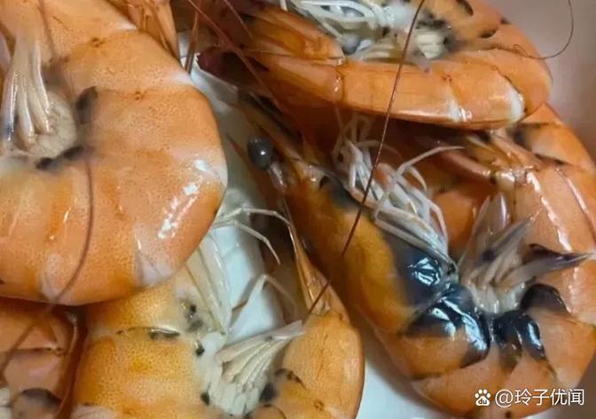 市场上卖的煮熟的虾图标