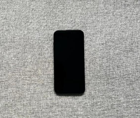 苹果16边框有小黑点正常吗