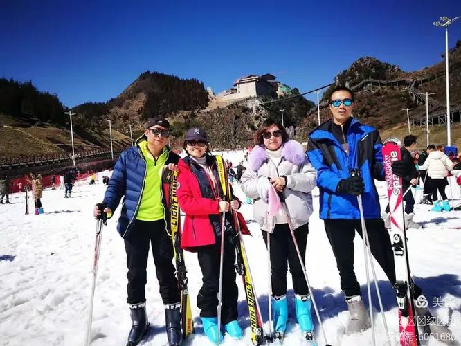给父女俩在滑雪场的照片提字截图