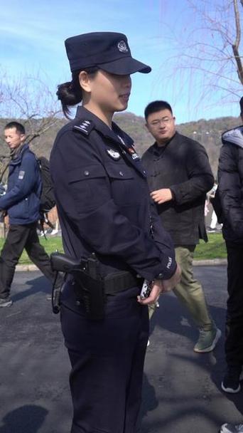 枪枪带锁头的女警截图