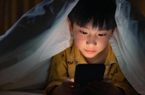 小孩儿玩手机吗