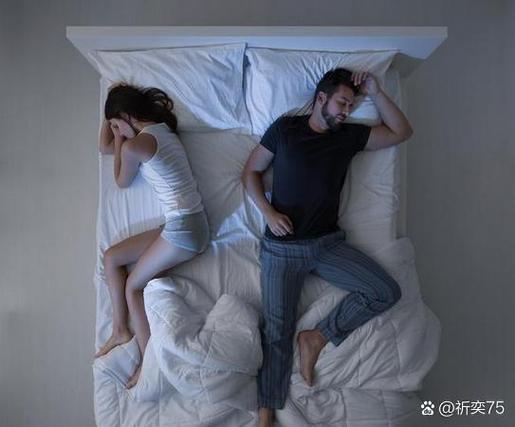 夫妻睡觉都要摸着睡正常吗图标