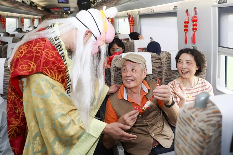 网吧年龄限制老年人图标