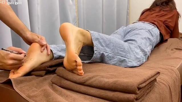 3年小男孩脱鞋挠脚心的方法缩略图