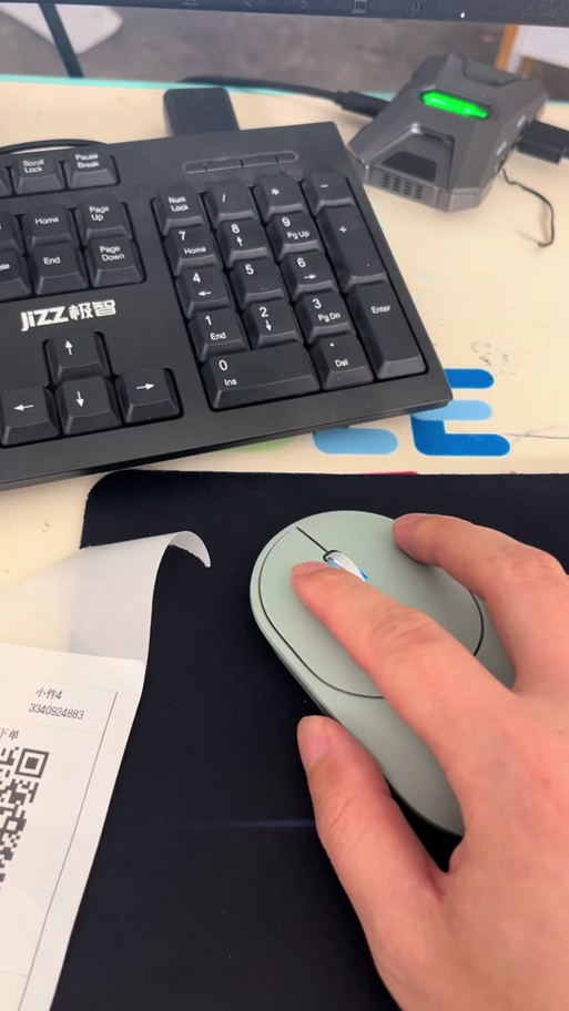 鼠标底部的灯不亮了截图