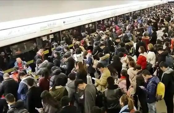 韩剧《拥挤的地铁》在线观看图标