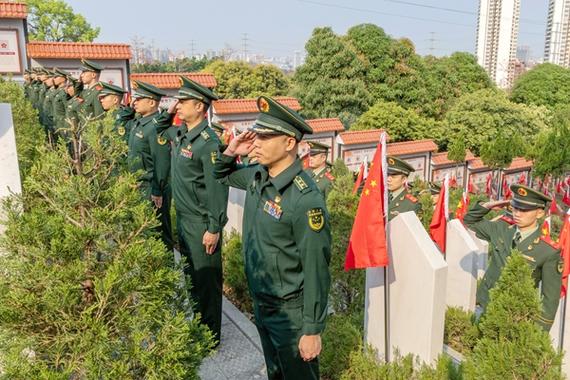 少将见了中将要敬礼吗