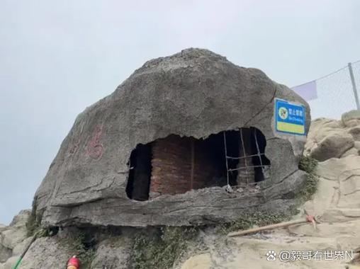棚顶漏的能看见钢筋和石头块怎么办