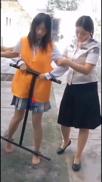 女孩犯罪光脚上死铐图标