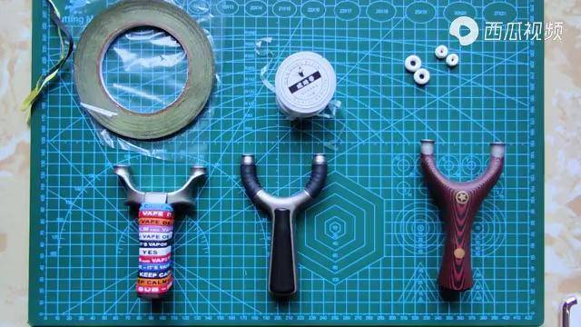 圆头弹弓怎样上皮筋视频截图
