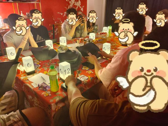 一群人玩的酒桌游戏图标