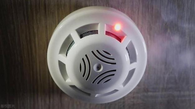 烟雾报警器里面有红灯闪烁图标