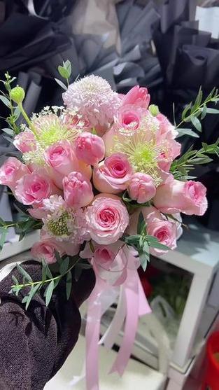 捧花温柔女生头像图标