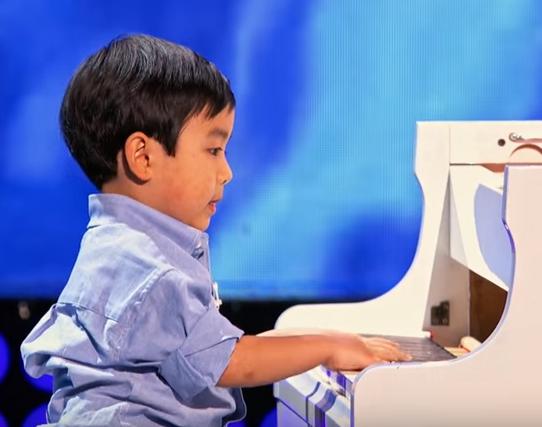 四岁小孩弹野蜂飞舞