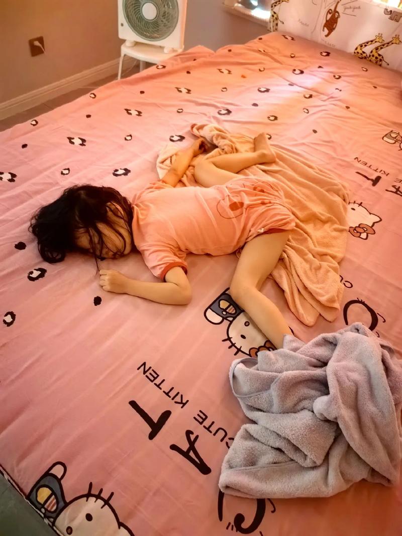 睡觉的小女孩图标
