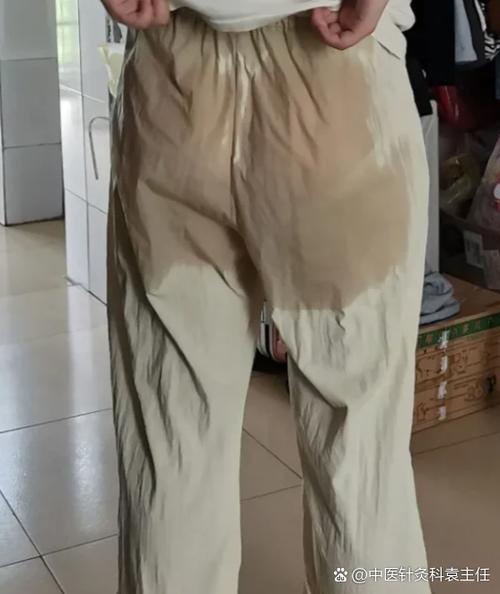 坐凳子上尿裤子图片图标