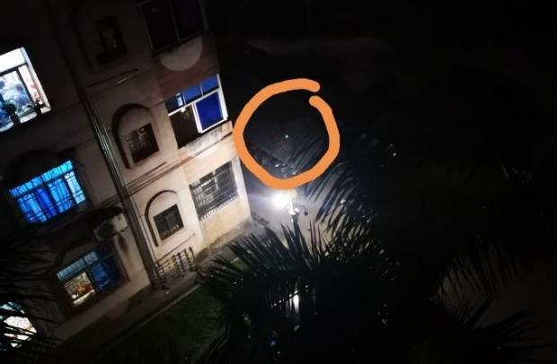 iphone夜间拍照有绿点图标