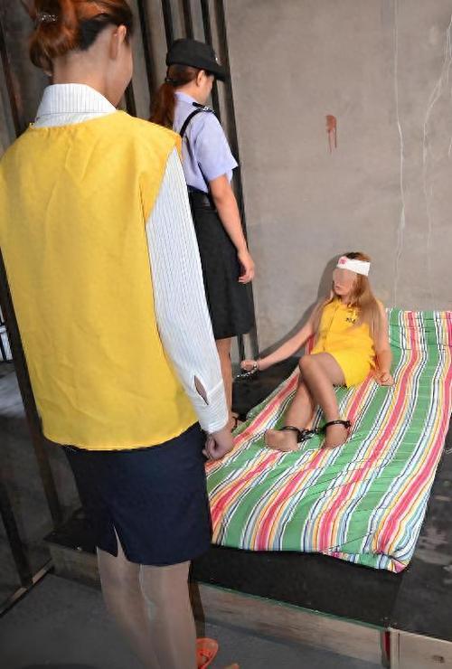 女犯人脚镣医院截图