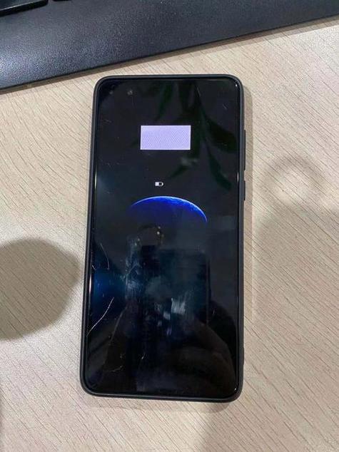 手机摔了一下开机震动但是黑屏图标
