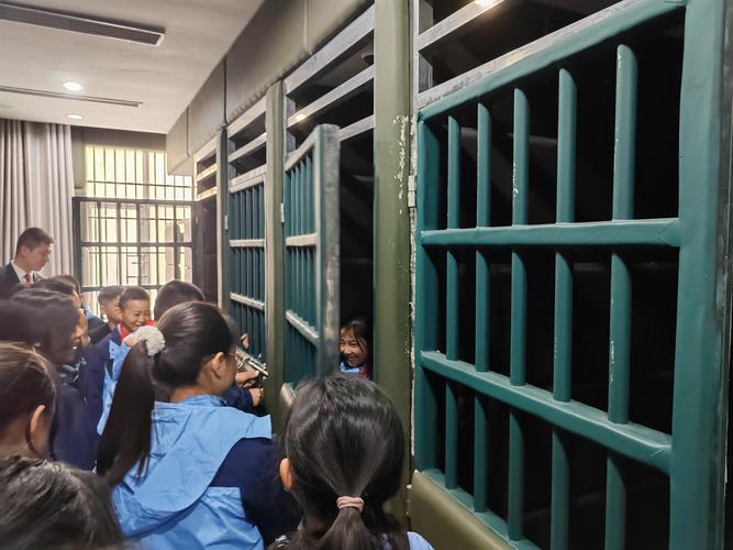 封闭式学校惩罚室图标
