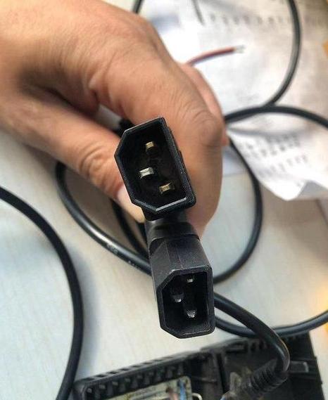 充电器两个灯一直闪截图