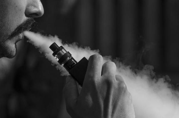 男人一旦吸了电子烟就很难控制自己截图