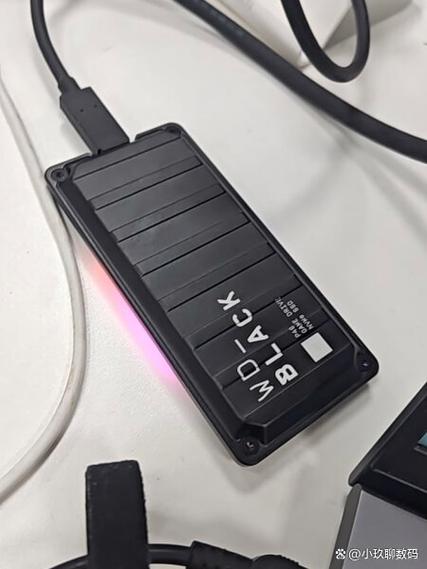 固态硬盘红灯闪烁图标