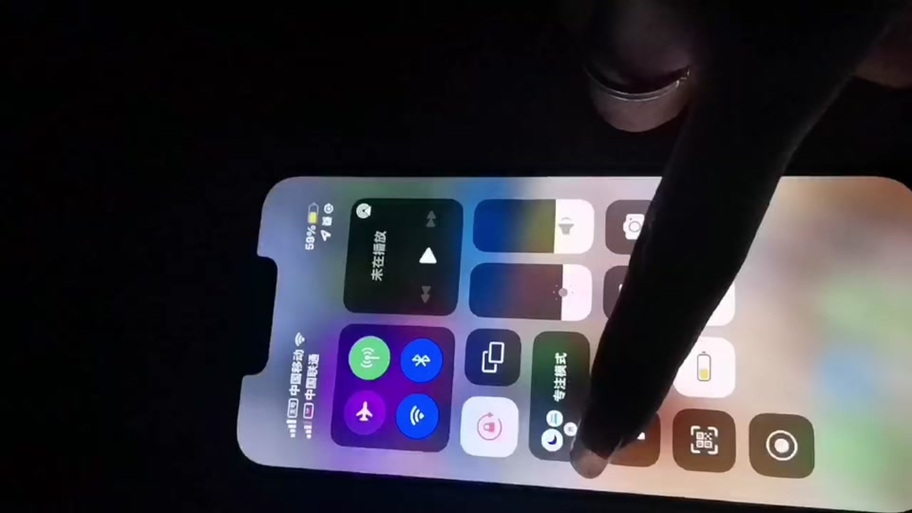 iPhone11误开手电筒图标