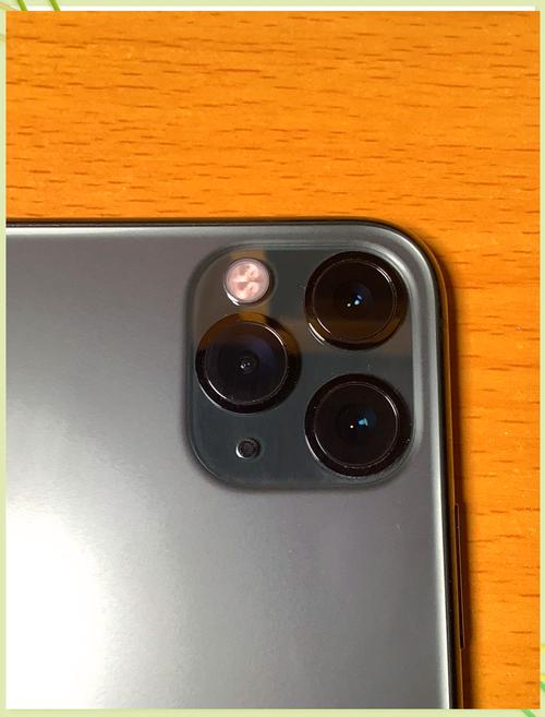 前置有三个摄像头的手机