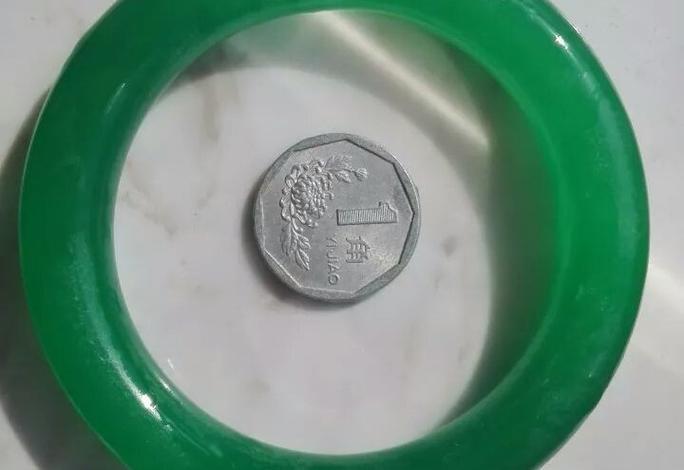 直播间二三百的翡翠手镯敢买吗图标