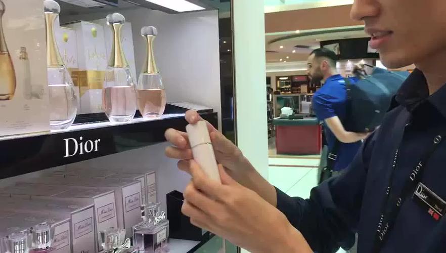 香水容易蹭着别人身上吗图标
