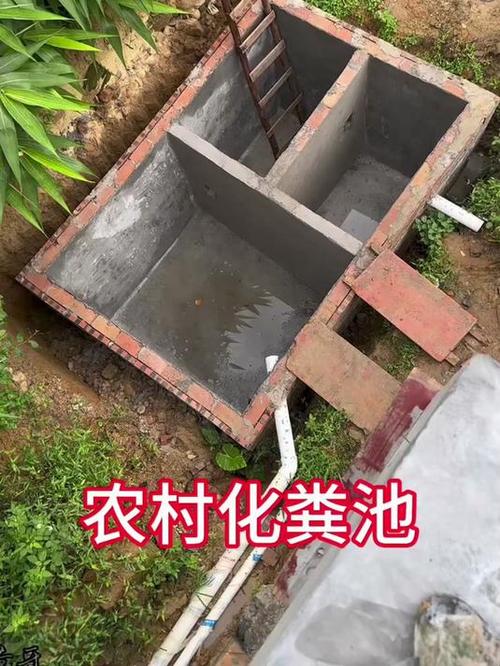 农村大门右侧有化粪池