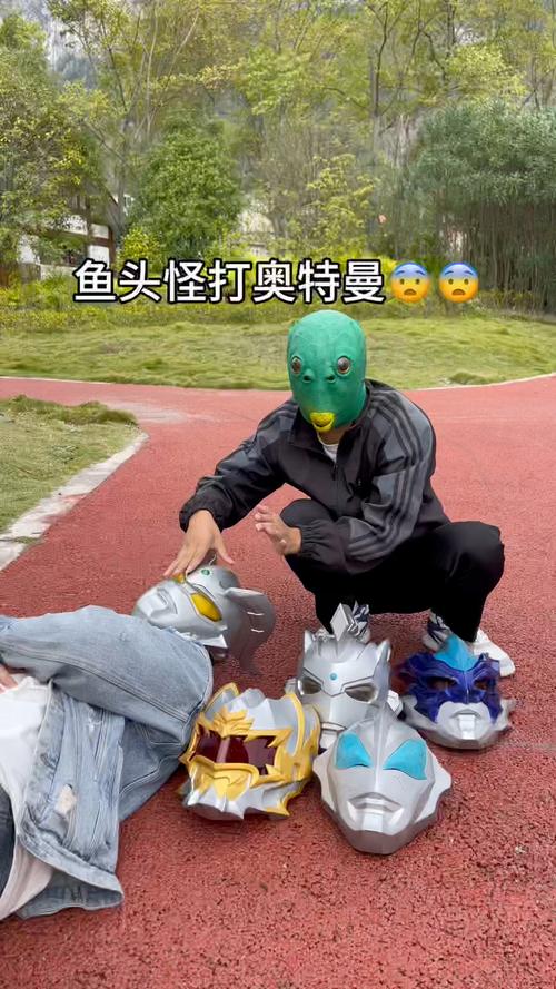 绿鱼头打奥特曼表情包图片赚钱版截图