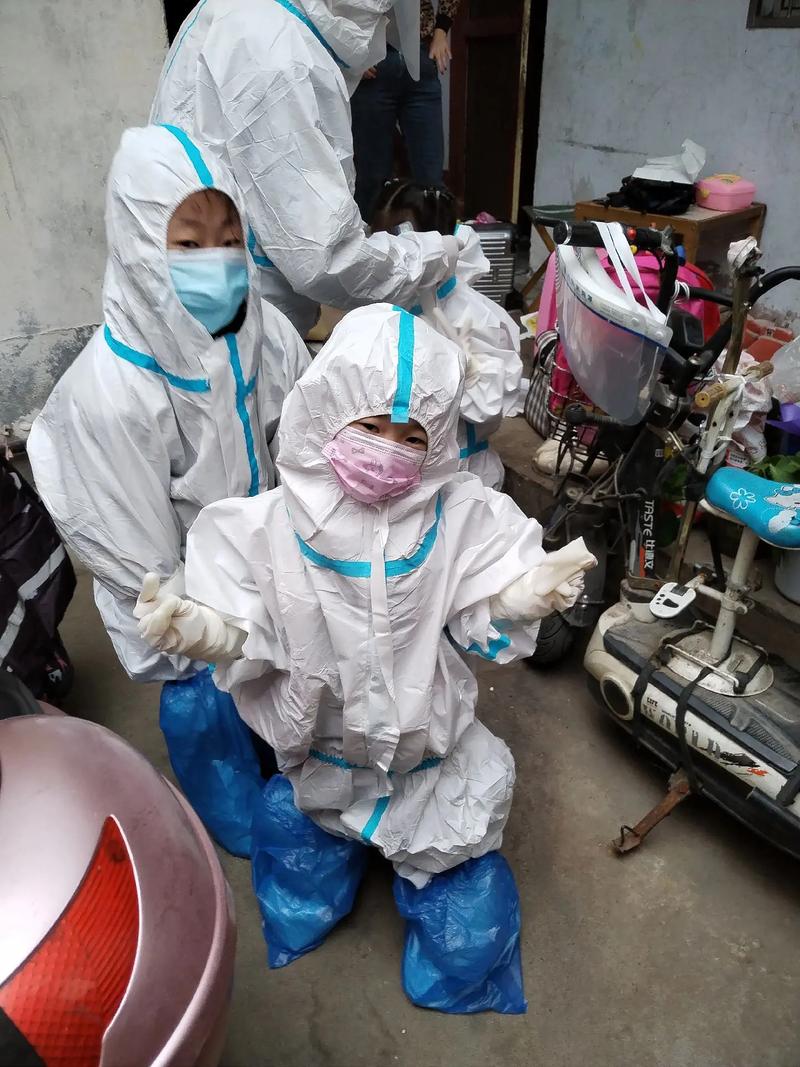 人类幼崽穿防护服有多可爱图片合集