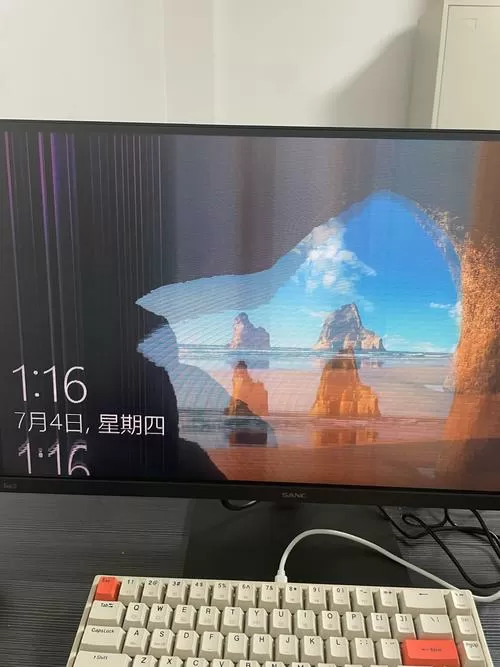 显示器被砸了一下花屏了