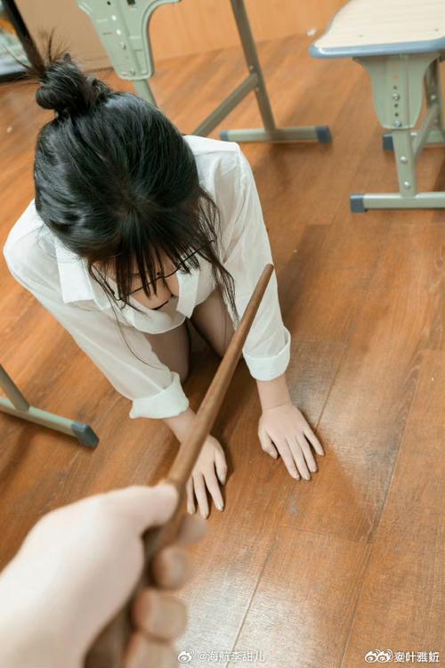惩罚作弊的女生