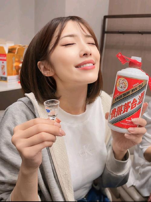 喝茅台的少女情侣头像图片截图
