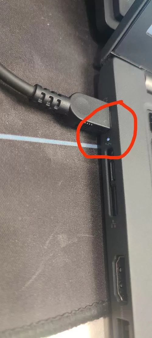 电脑显示屏不亮但是电源灯亮着