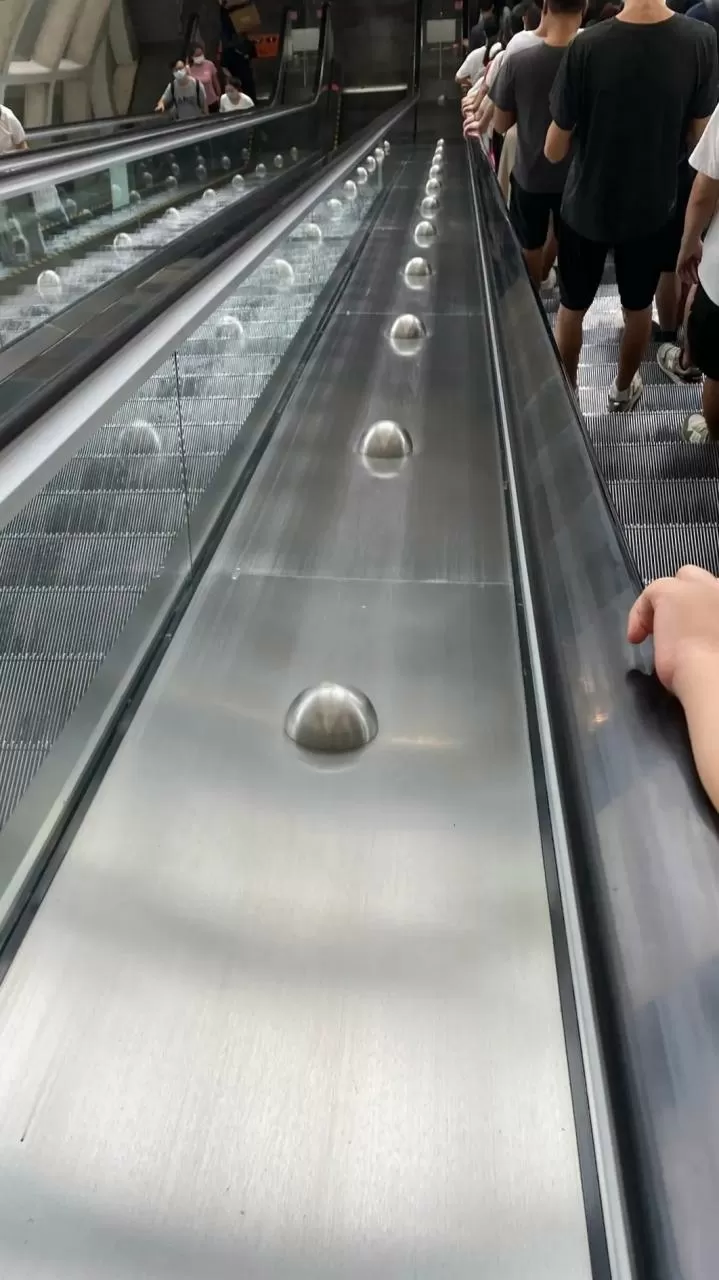 地铁扶手边有疙瘩是啥