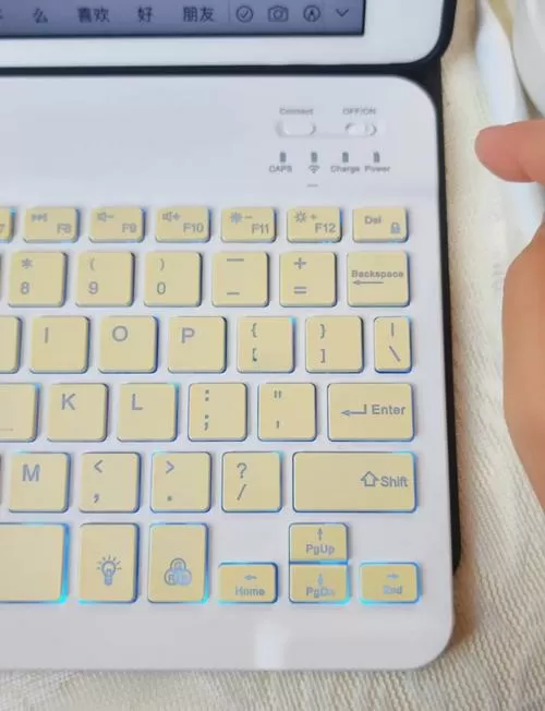 ipad键盘移到上面去了